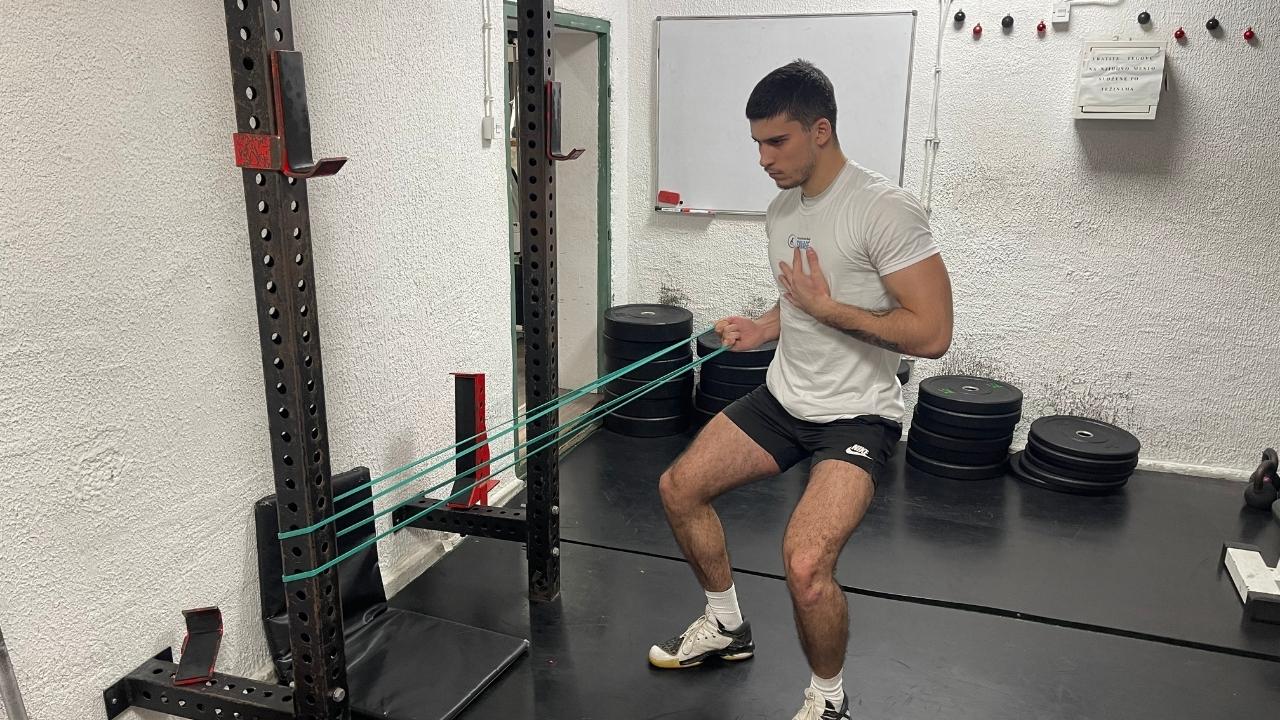 How to Do a Unilateral Lat Pulldown | Fix Strength & Muscle Imbalances ...