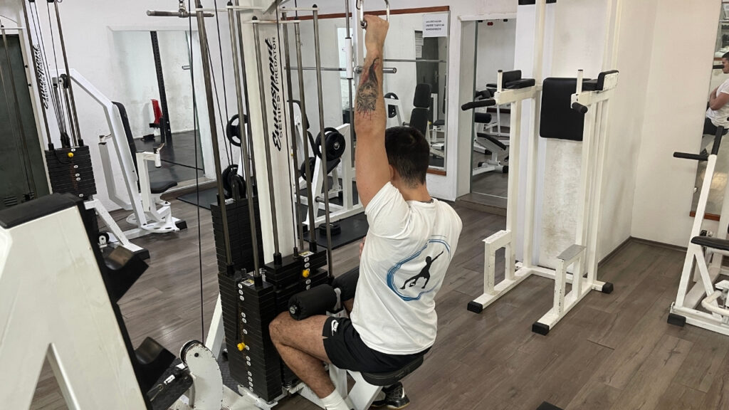 How to Do a Unilateral Lat Pulldown | Fix Strength & Muscle Imbalances ...