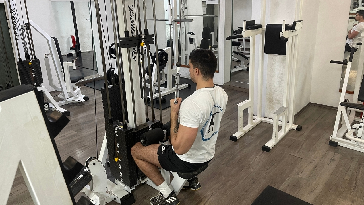 How to Do a Unilateral Lat Pulldown | Fix Strength & Muscle Imbalances ...