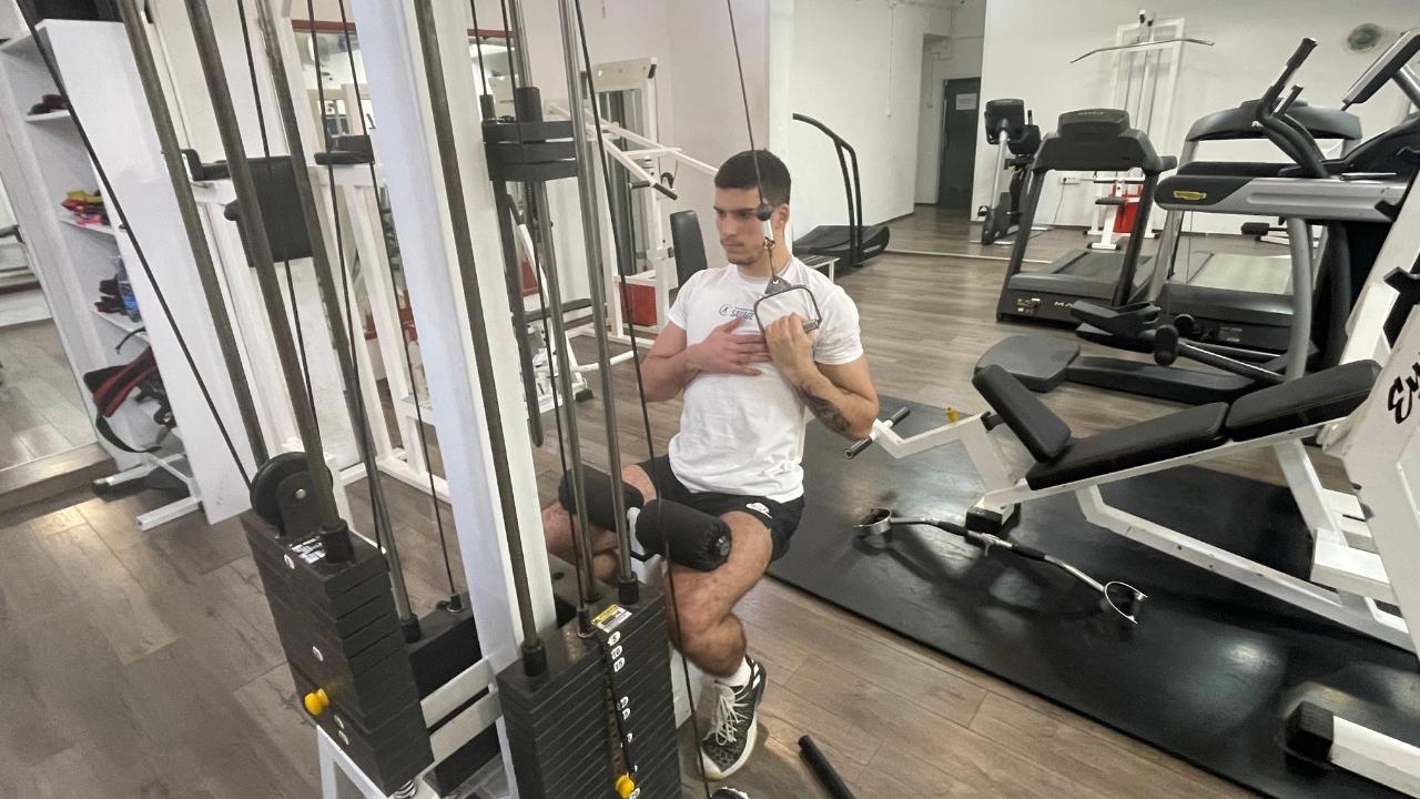 How to Do a Unilateral Lat Pulldown | Fix Strength & Muscle Imbalances ...