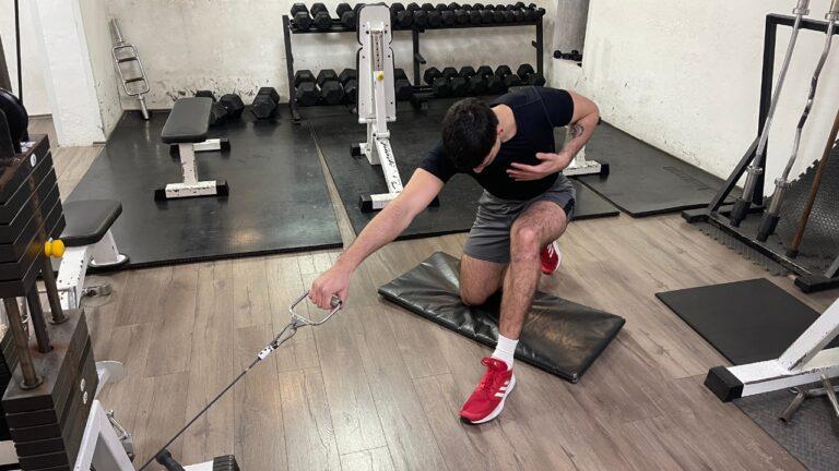 How to Do a Single Arm Lat Row on a Cable Machine for Maximal Lat ...