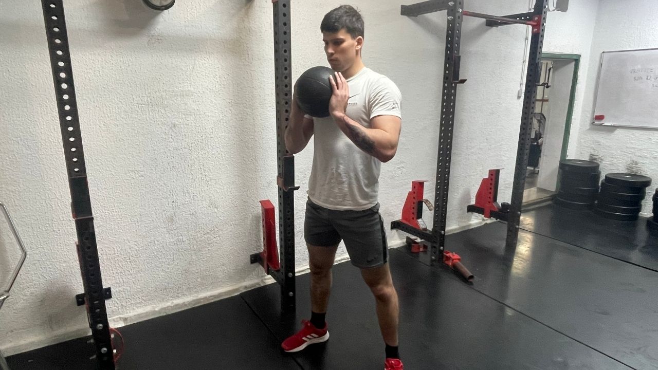 How to Do a Medicine Ball Clean: Muscles Worked, Benefits, and ...